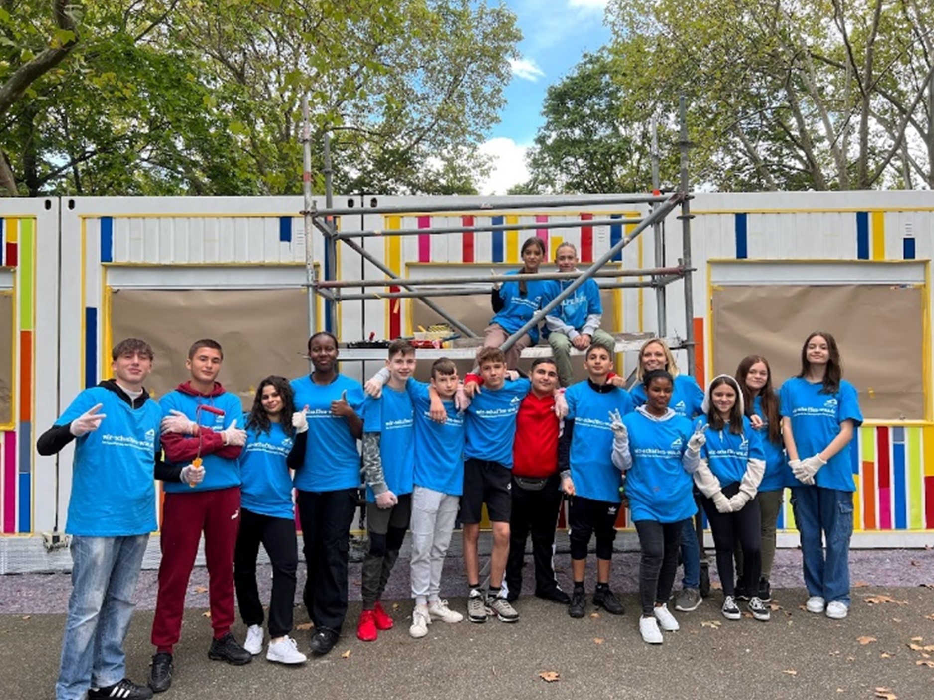 Fleißige Helferinnen und Helfer verleihen Container neuen Glanz ...